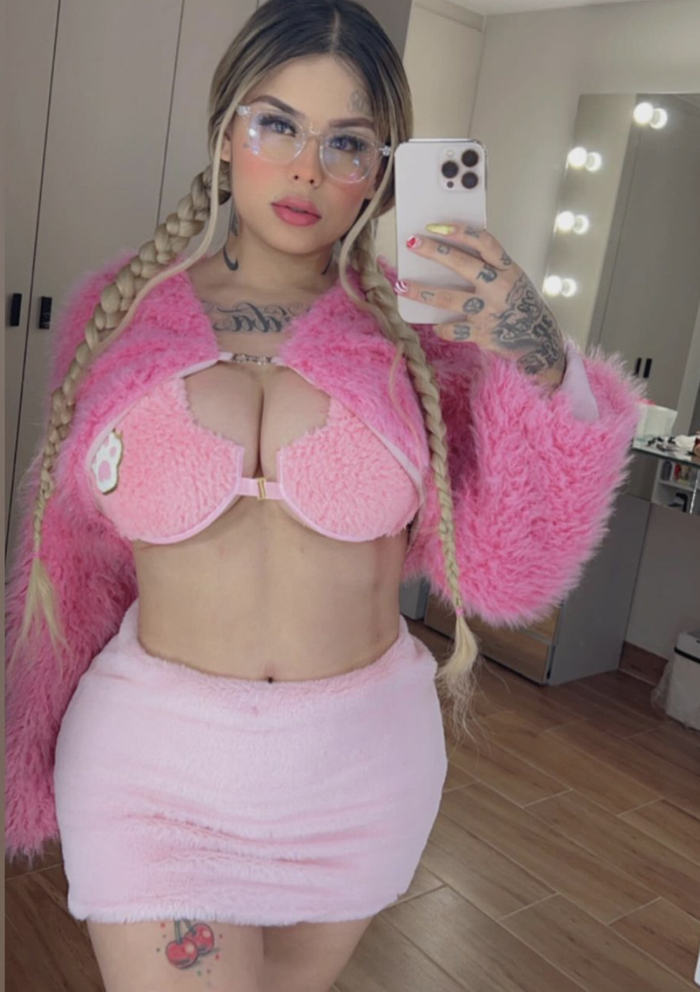 Mona: Mira las fotos más sexys de esta reina de OnlyFans