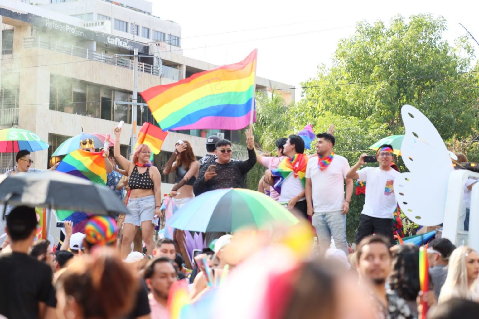 Marcha LGBT Pride: Miles marchan por GDL en lucha de sus derechos