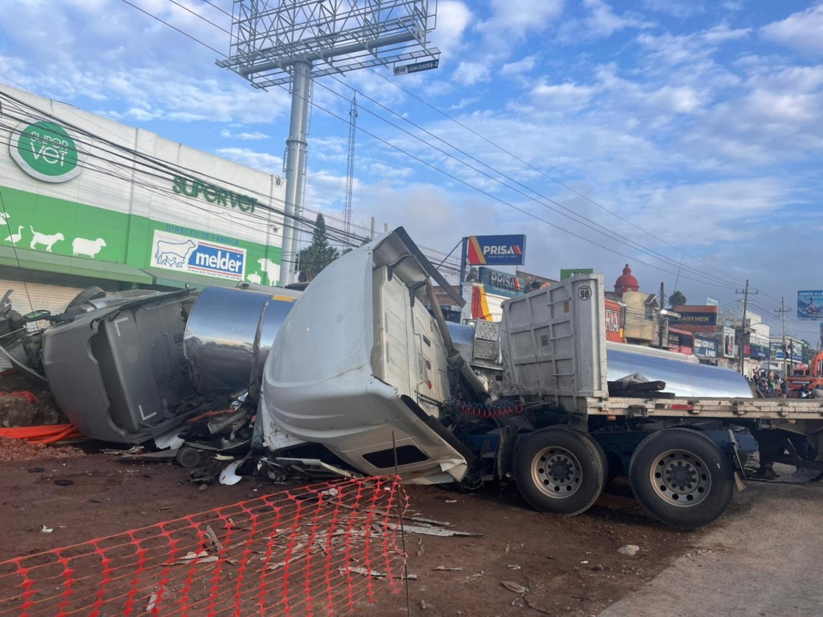 Choque de tráileres en Carretera a Chapala deja un herido